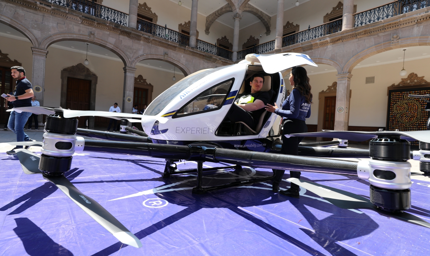 Presenta La Empresa Airmobility Al Gobernador Samuel García El Dron ...